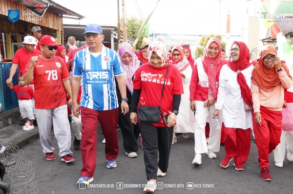 Peringati HUT Ke-79 Kemerdekaan RI, Wali Kota dan Ketua TP PKK Kota Ternate Ikut Jalan Sehat ...